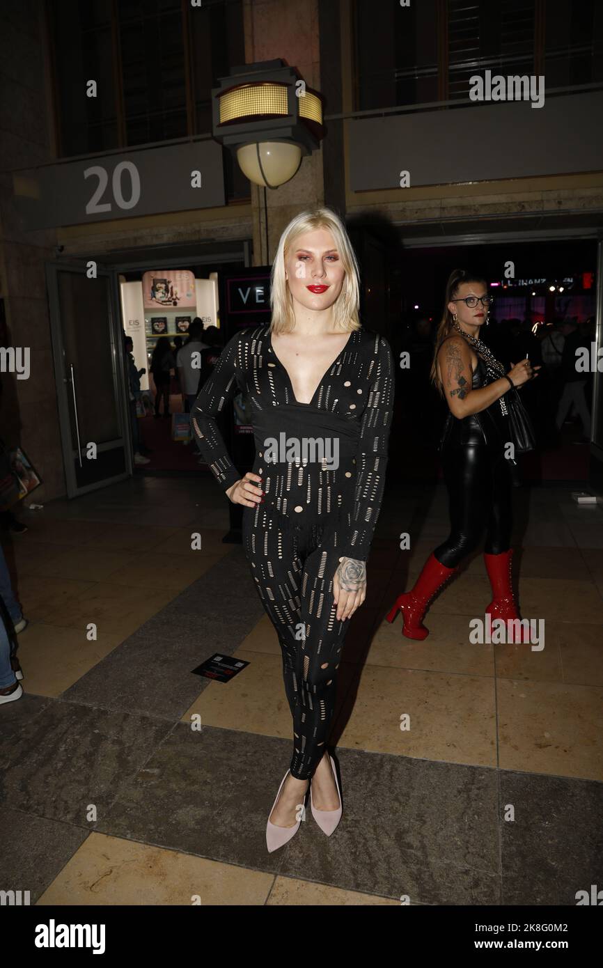 Arielle Rippegather auf der 25. Venus Berlin 2022 in den Messehallen ...