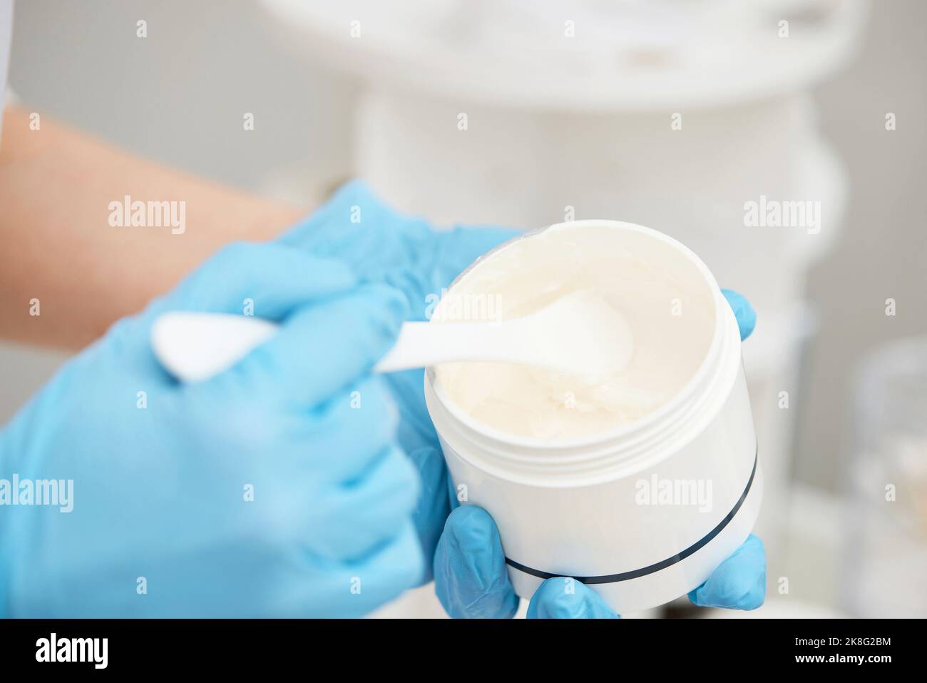 jar of cream in hands of beautician Stock Photo - Alamy