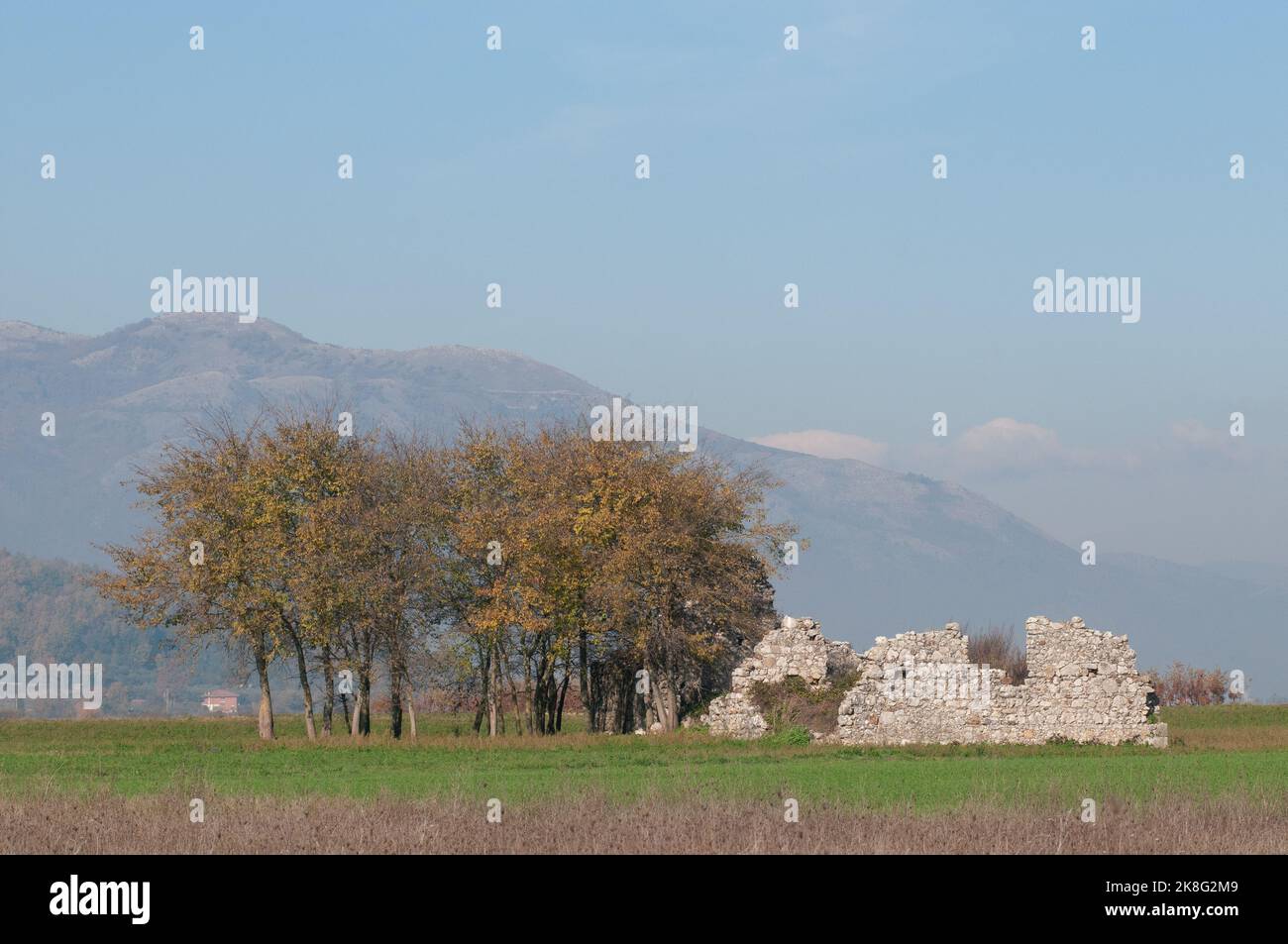 Resti di un rudere nel vallo di Diano,Campania,Italia Stock Photo - Alamy