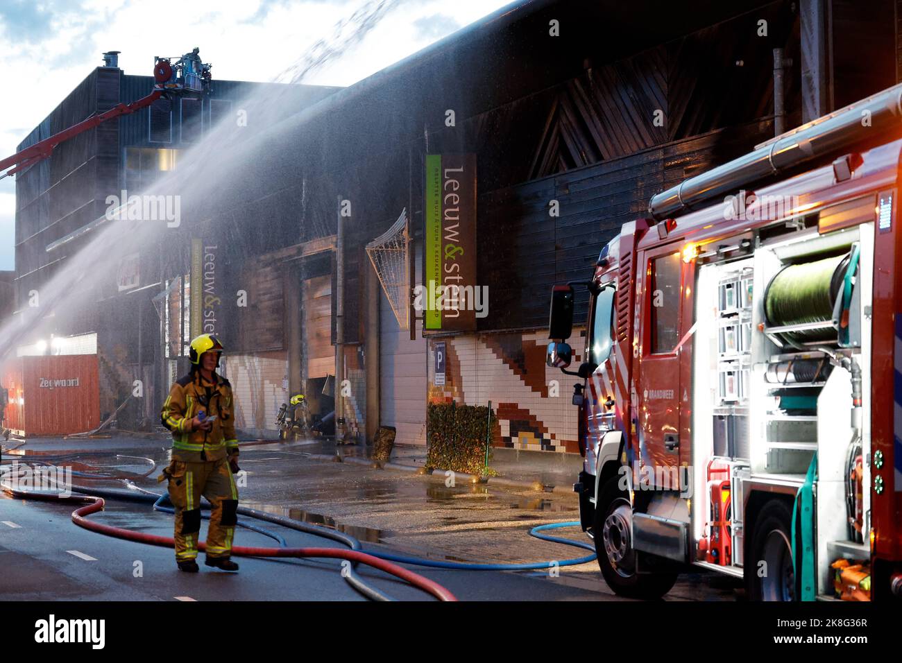 2022-10-23 18:50:31 DELFT - Fire brigade at a large fire on residential ...