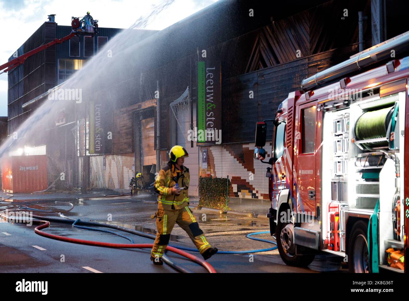 2022-10-23 18:50:32 DELFT - Fire brigade at a large fire on residential ...