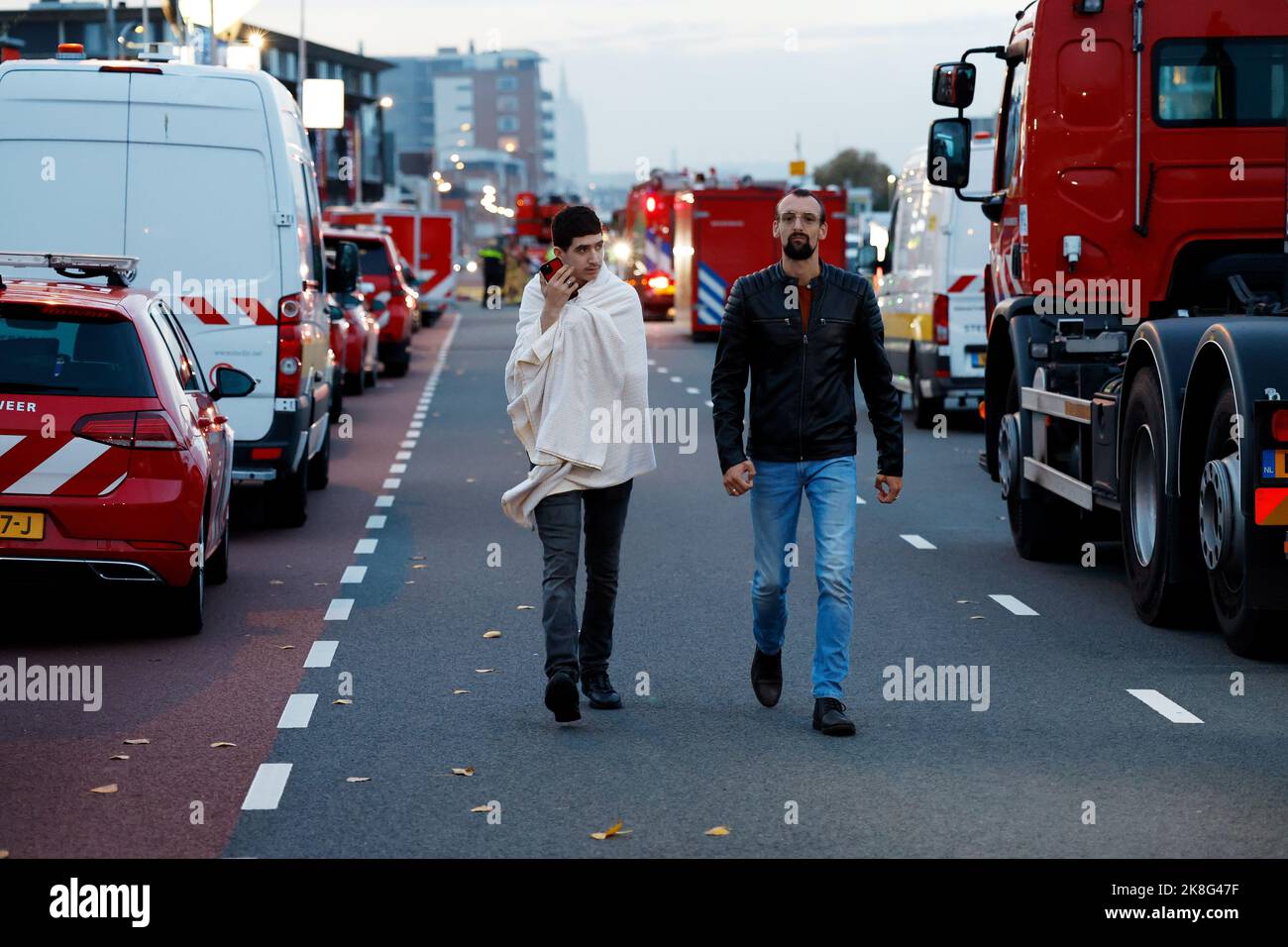 2022-10-23 18:43:01 DELFT - Bystanders at a large fire on the ...