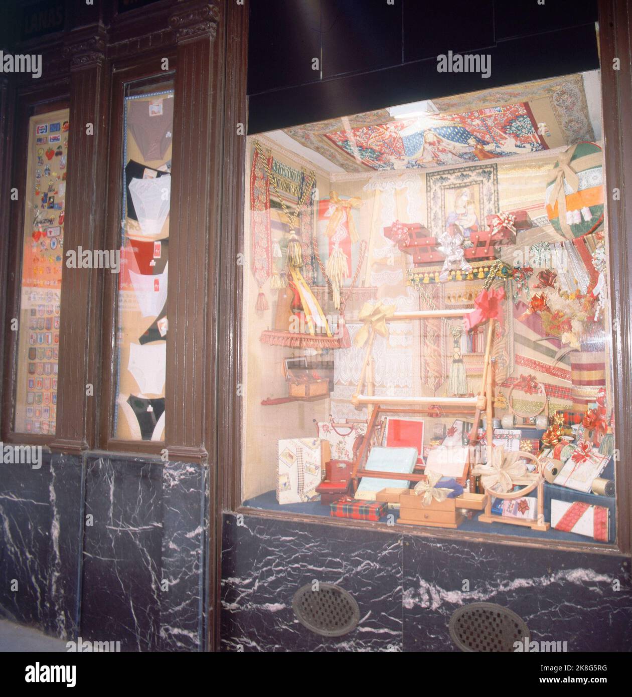ESCAPARATE DE LA TIENDA DE ENCAJES Y BORDADOS ANTONIO UBILLOS. Location ... ESCAPARATE DE LA TIENDA DE ENCAJES Y BORDADOS ANTONIO UBILLOS. Location ...