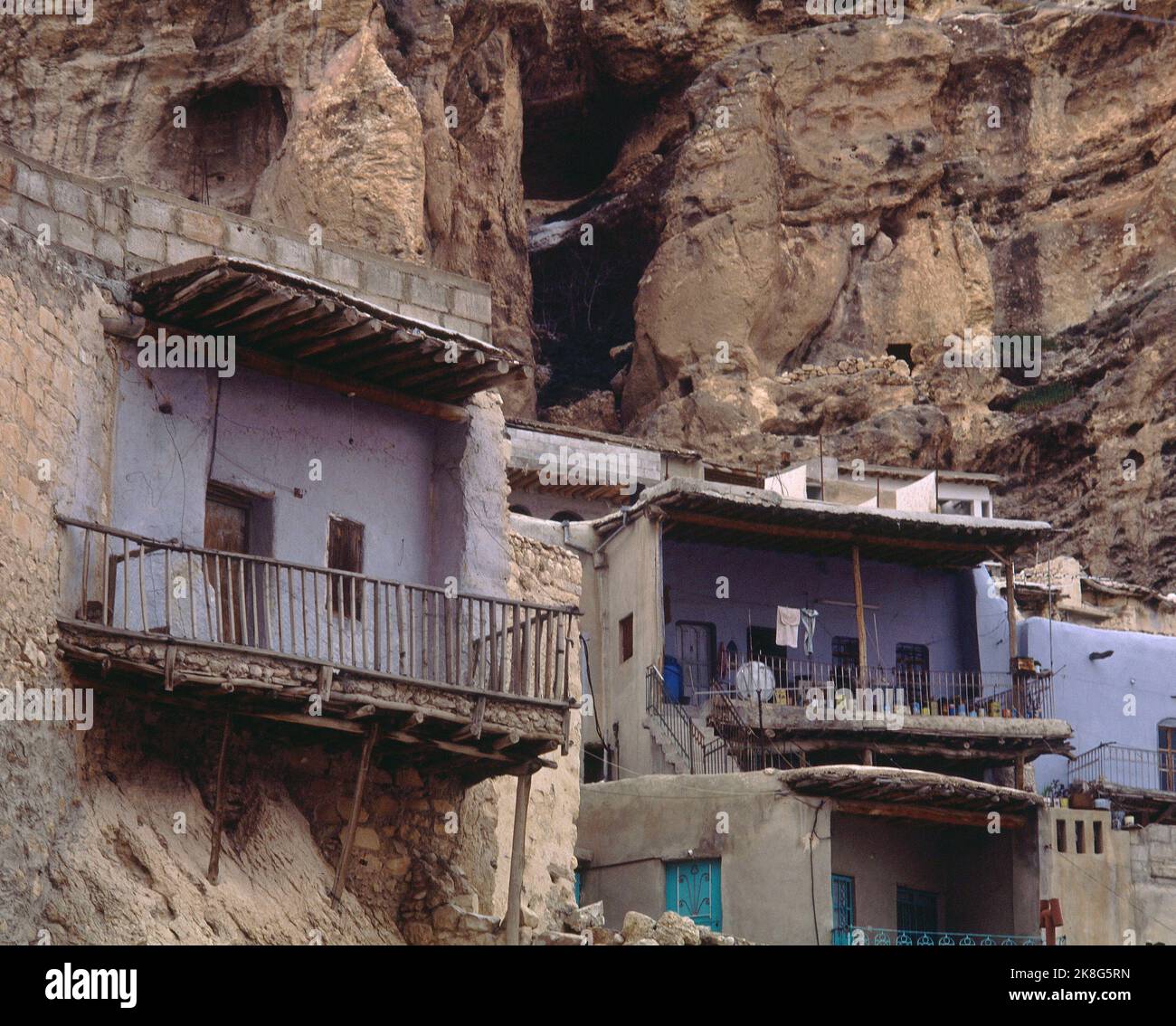 CASAS CONSTRUIDAS EN LAS MONTAÑAS DE KALAMUN. Location: EXTERIOR ...