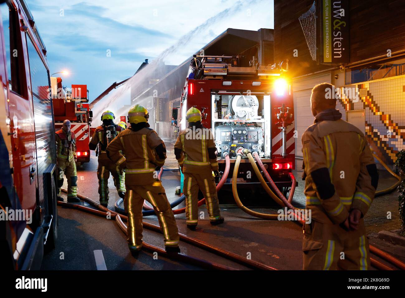 2022-10-23 18:56:37 DELFT - Fire brigade at a large fire on residential ...