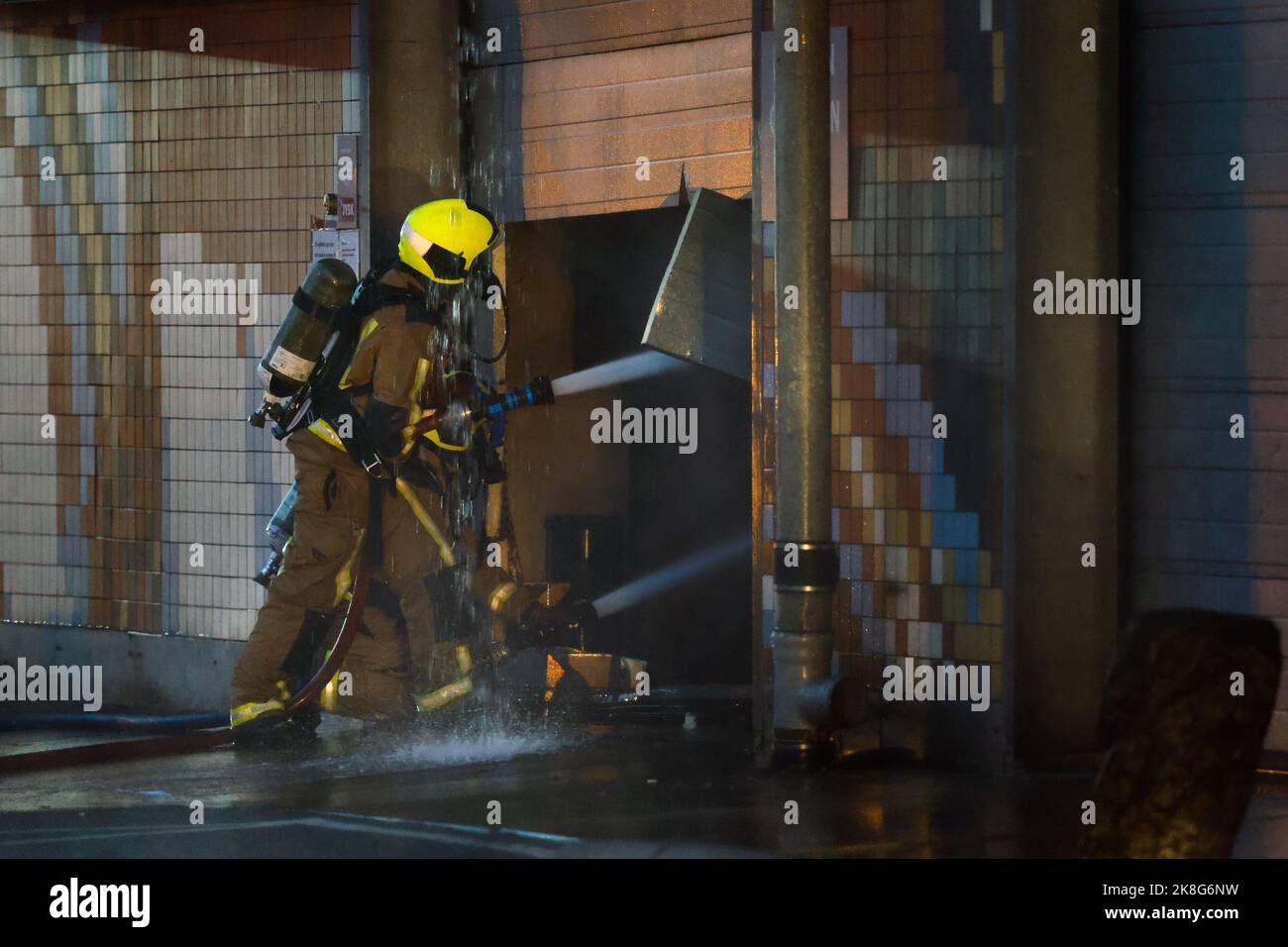 2022-10-23 18:51:18 DELFT - Fire brigade at a large fire on residential ...