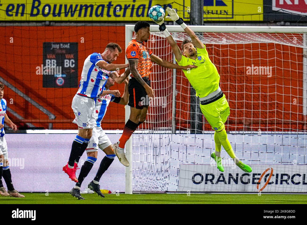 VOLENDAM, NETHERLANDS - OCTOBER 23: Goalkeeper Andries Noppert of SC Heerenveen during the Dutch ...
