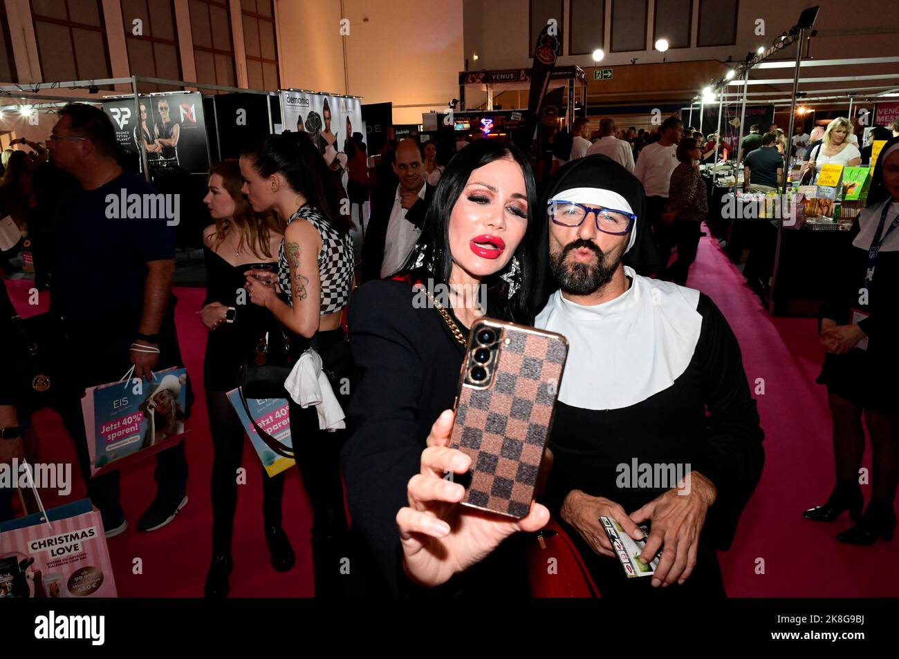 Djamila Rowe auf der 25. Venus Berlin 2022 in den Messehallen unter dem ...