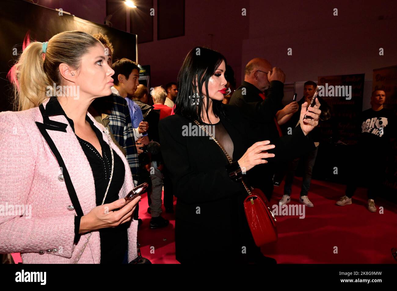 Yvonne Woelke und Djamila Rowe auf der 25. Venus Berlin 2022 in den ...