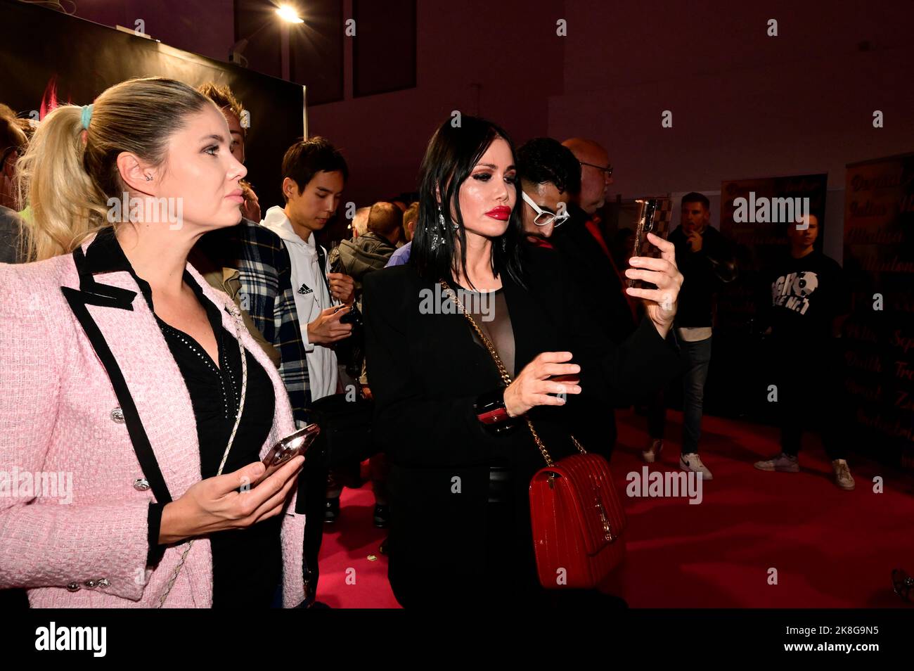 Yvonne Woelke und Djamila Rowe auf der 25. Venus Berlin 2022 in den ...