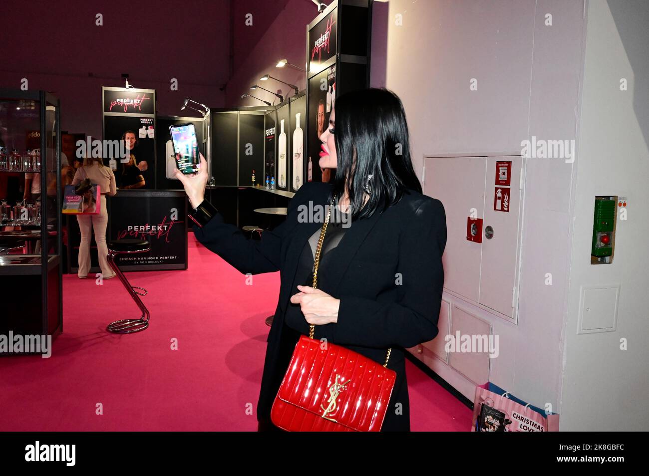 Djamila Rowe auf der 25. Venus Berlin 2022 in den Messehallen unter dem ...