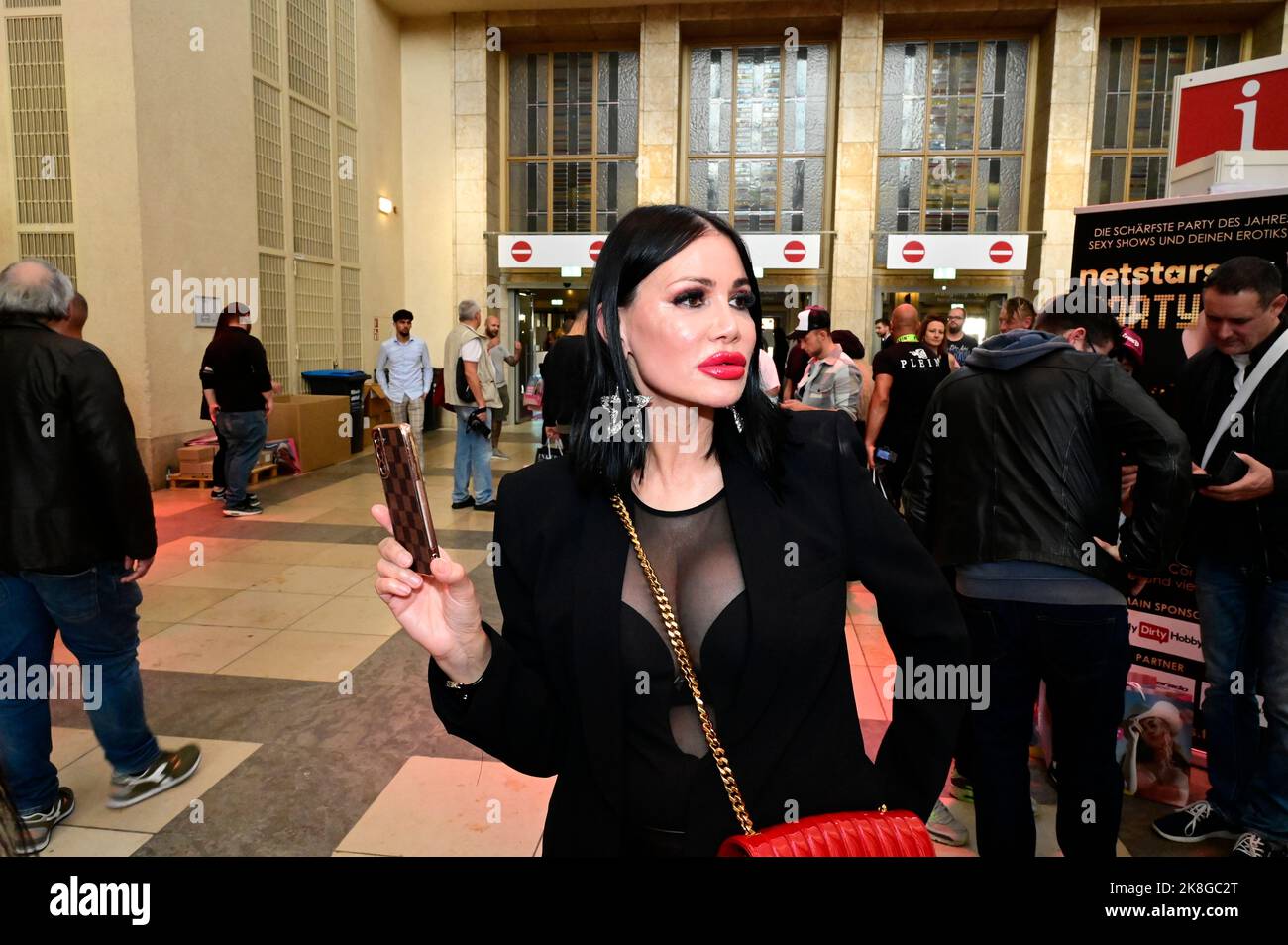 Djamila Rowe auf der 25. Venus Berlin 2022 in den Messehallen unter dem ...