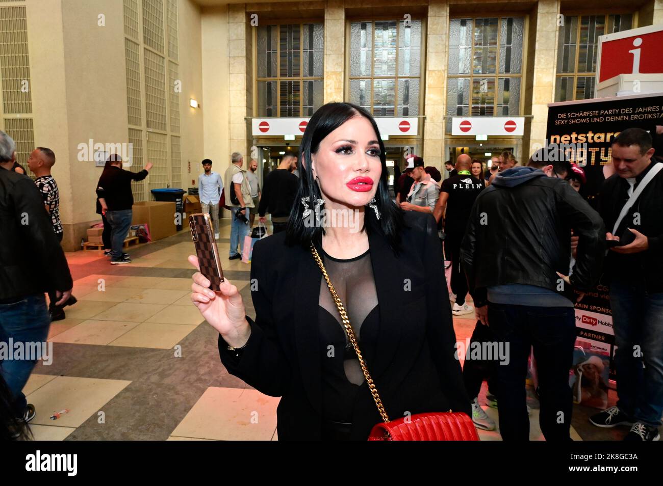 Djamila Rowe auf der 25. Venus Berlin 2022 in den Messehallen unter dem ...