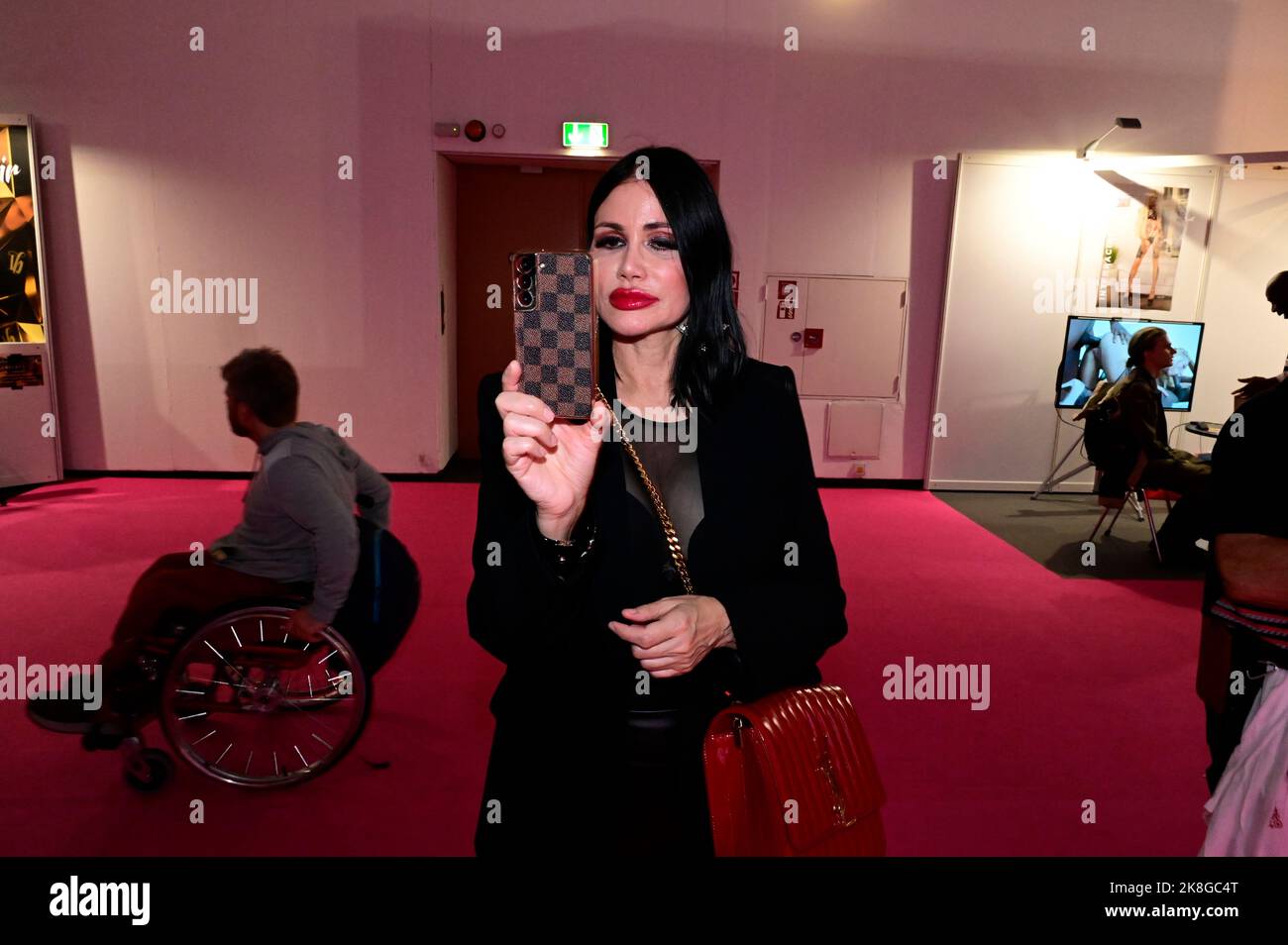 Djamila Rowe auf der 25. Venus Berlin 2022 in den Messehallen unter dem ...