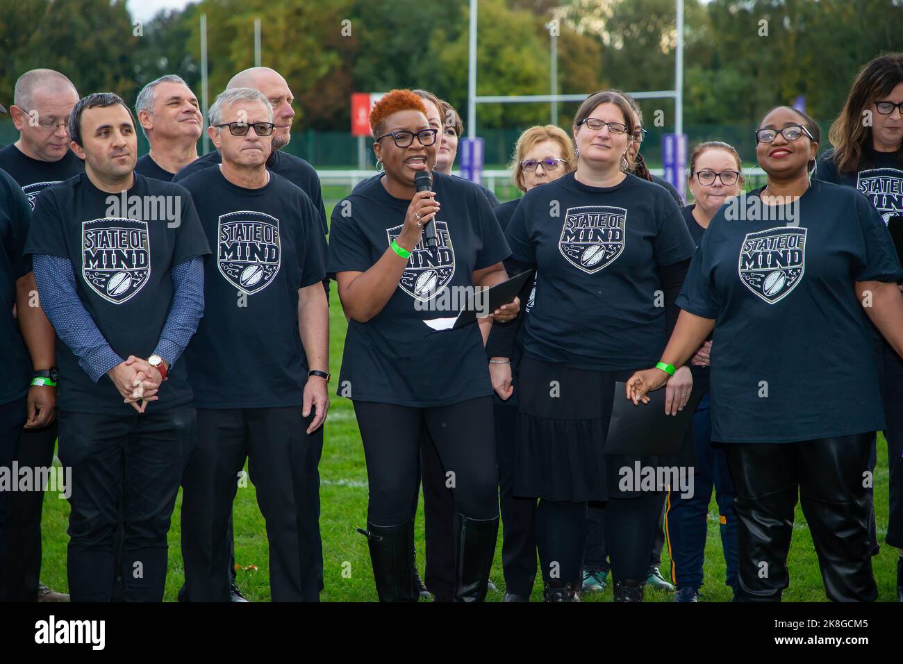 England rugby fan singing hi-res stock photography and images - Alamy