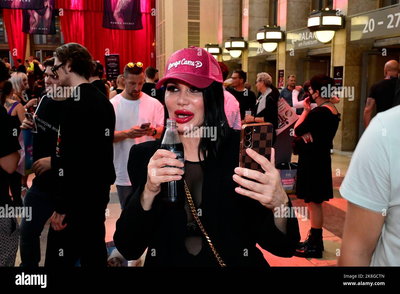 Djamila Rowe auf der 25. Venus Berlin 2022 in den Messehallen unter dem ...