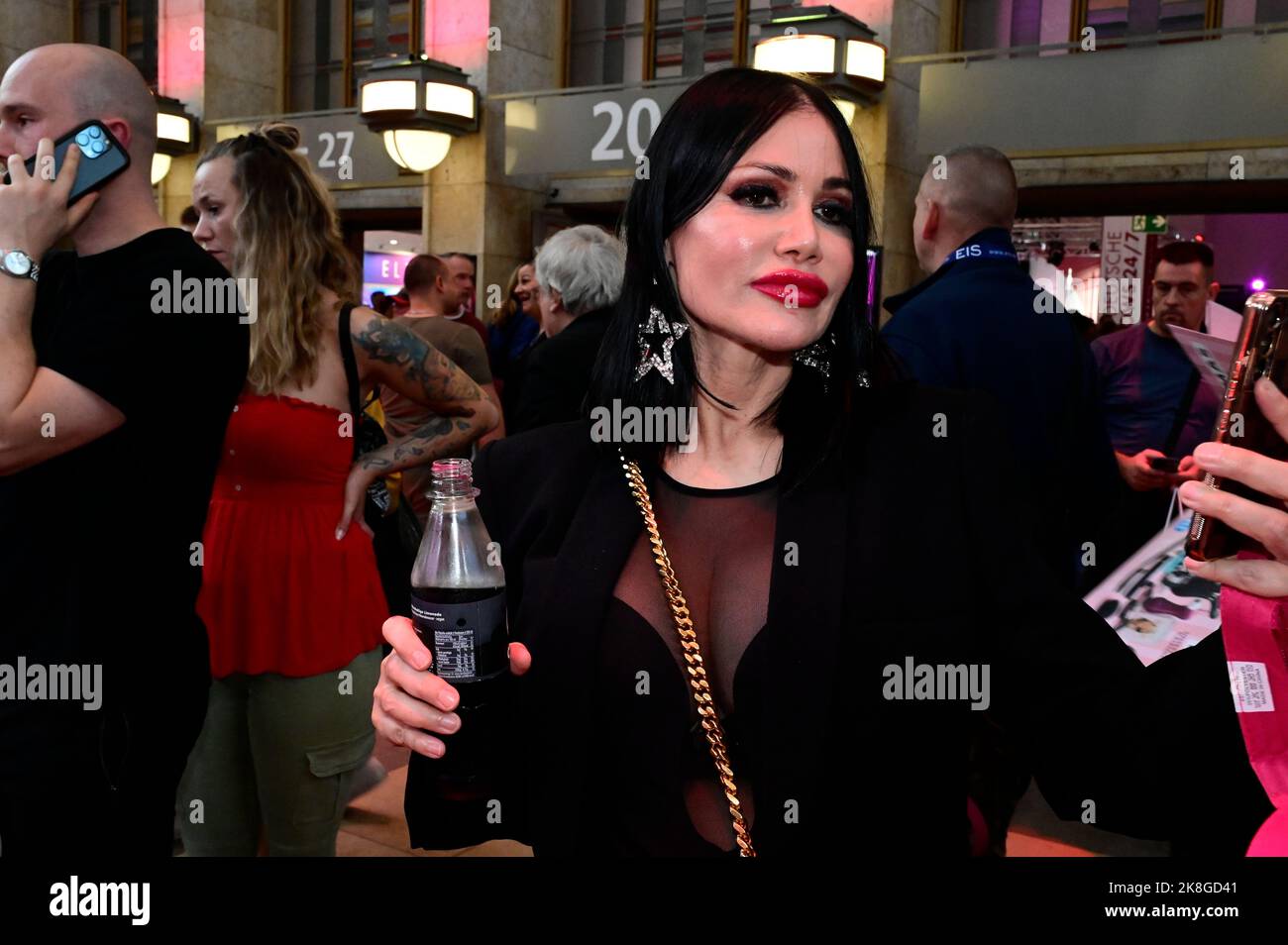 Djamila Rowe auf der 25. Venus Berlin 2022 in den Messehallen unter dem ...