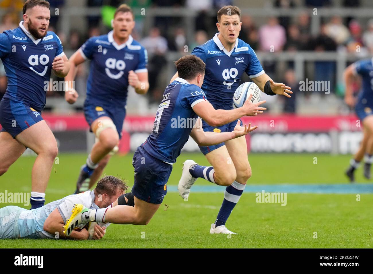 Raffi Quirke #9 of Sale Sharks passes to Sam James during the Gallagher ...