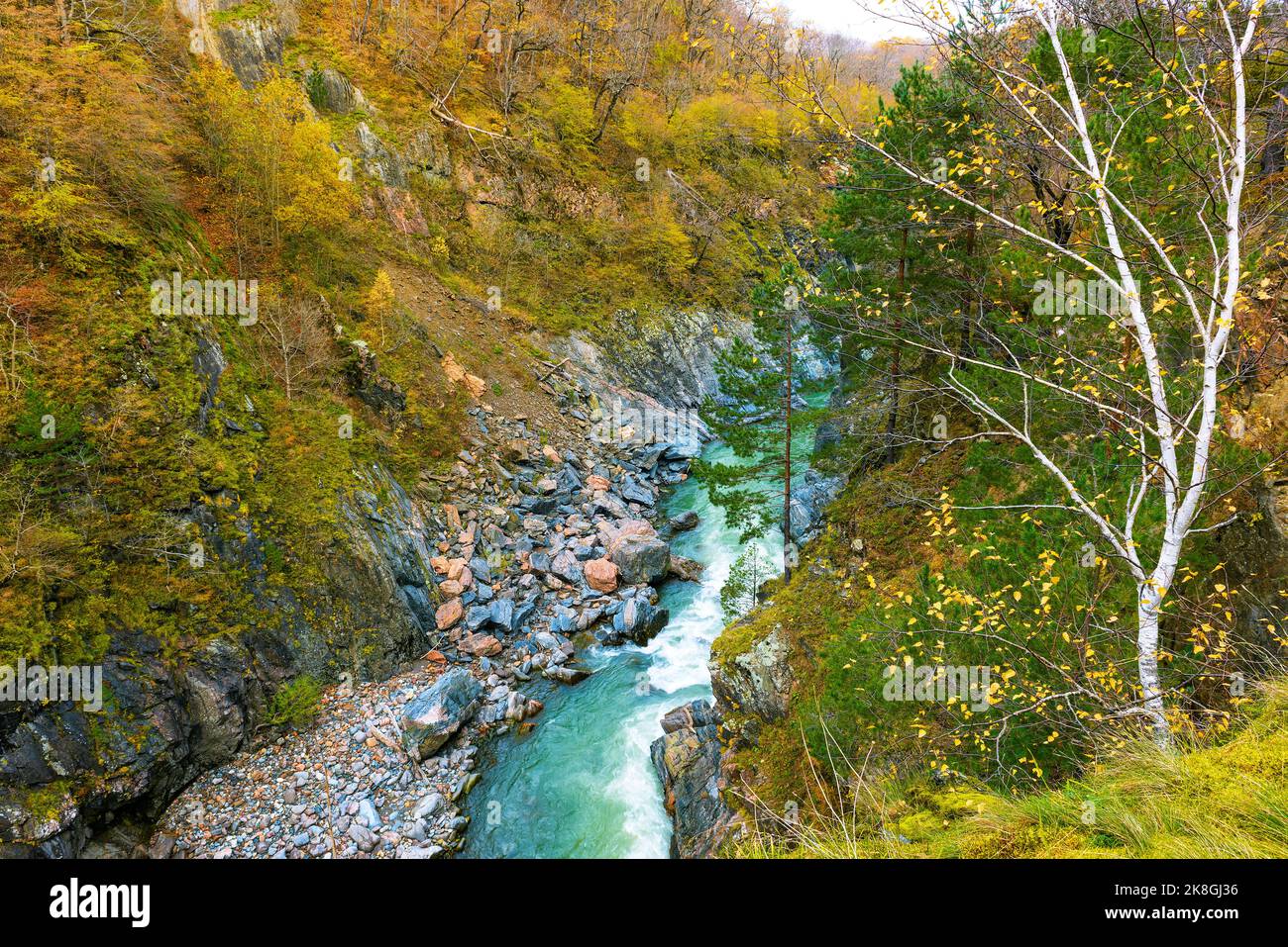 River flows along cliffs hi-res stock photography and images - Alamy