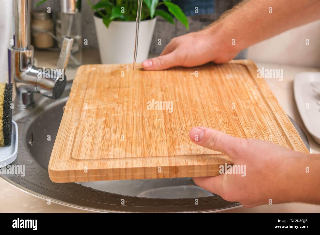 Man washes wooden cutting board hi-res stock photography and images - Alamy