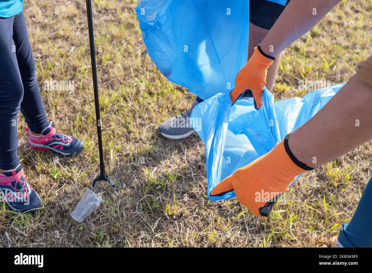 Thrash tongs hi-res stock photography and images - Alamy