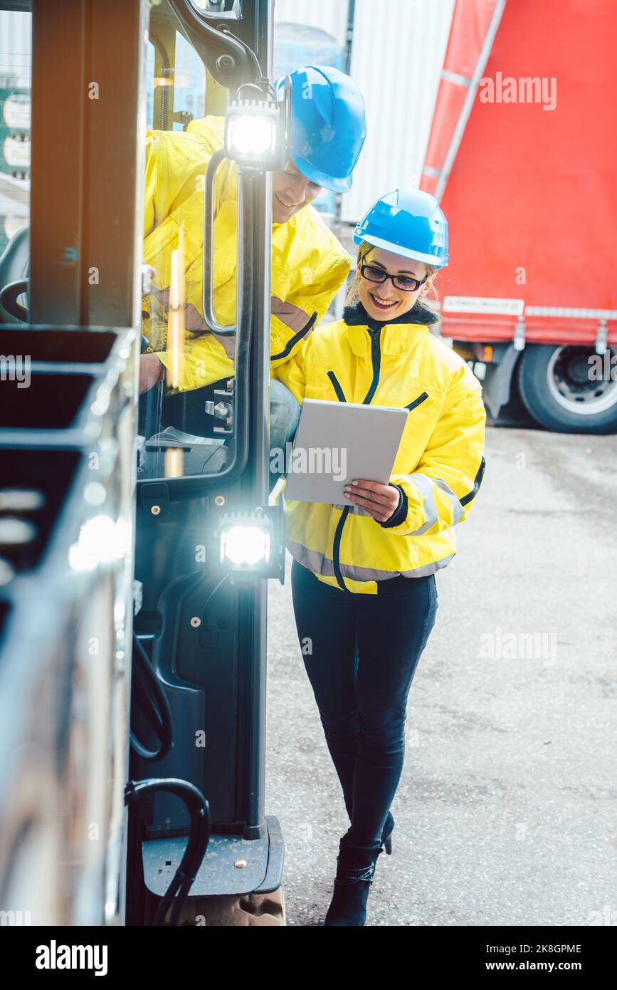 Worker and manager at distribution center Stock Photo - Alamy