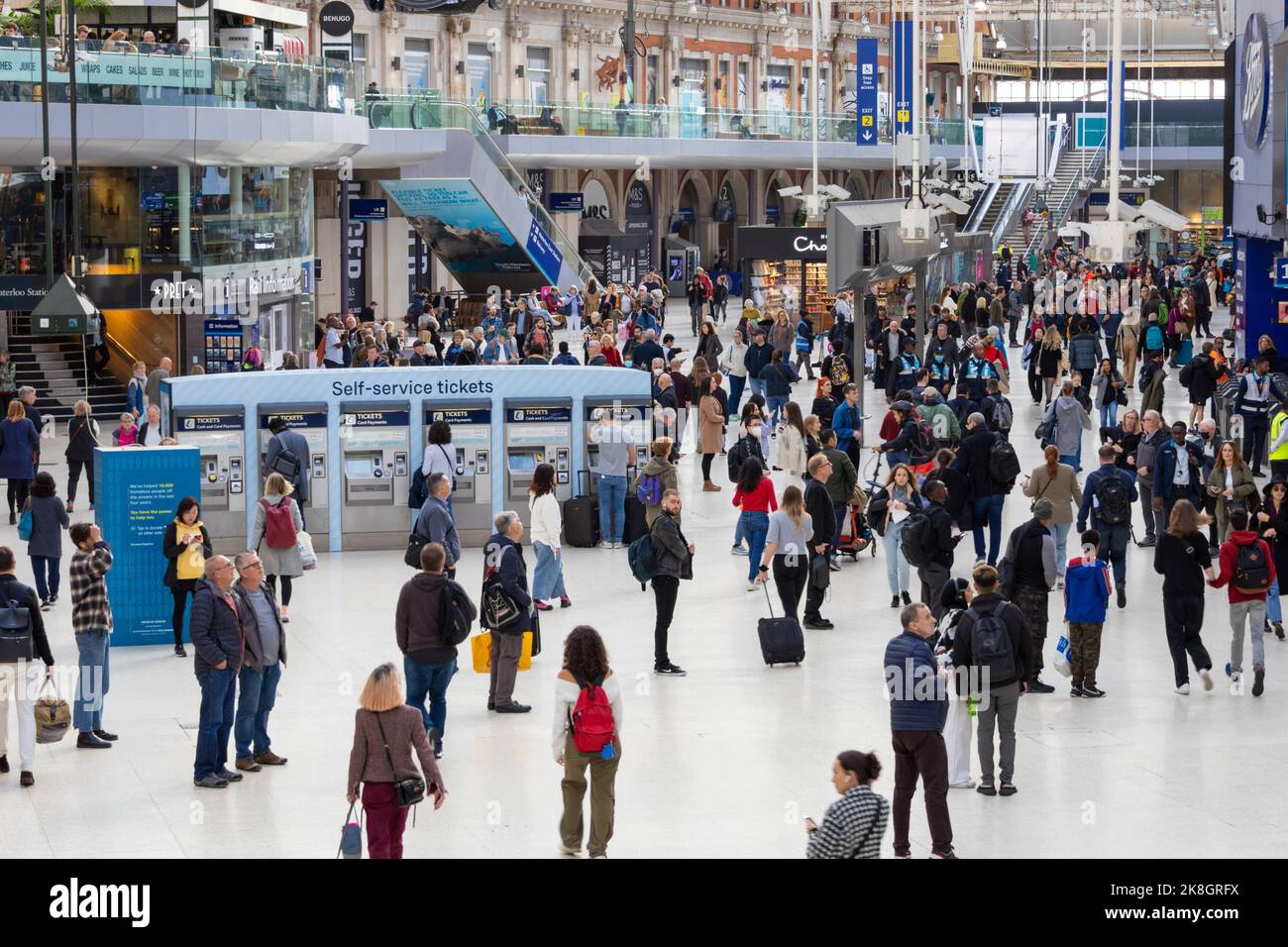 Waterloo railway station, london, uk Stock Photo - Alamy
