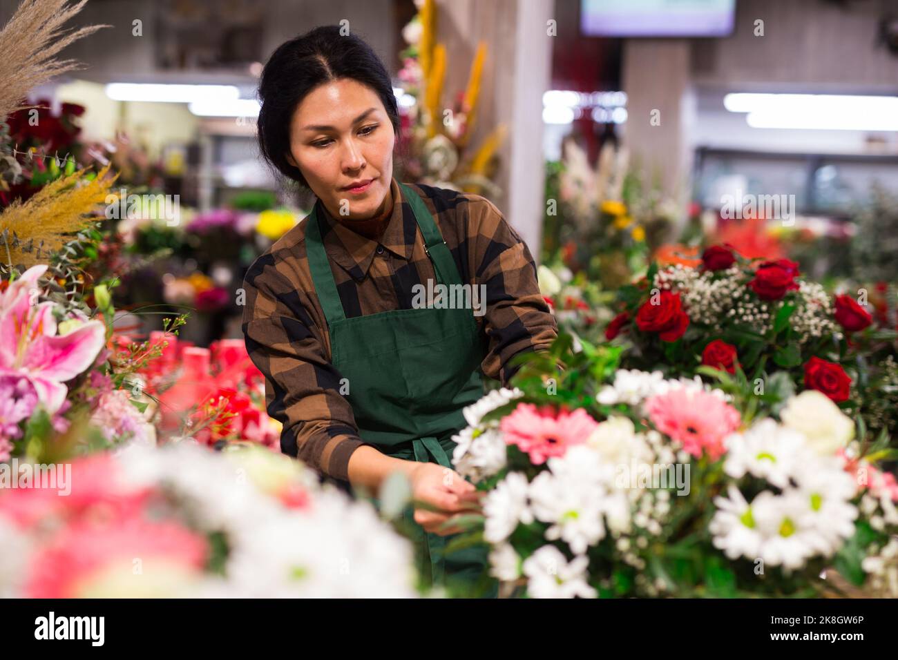 Asian woman florist working in floral shop Stock Photo - Alamy