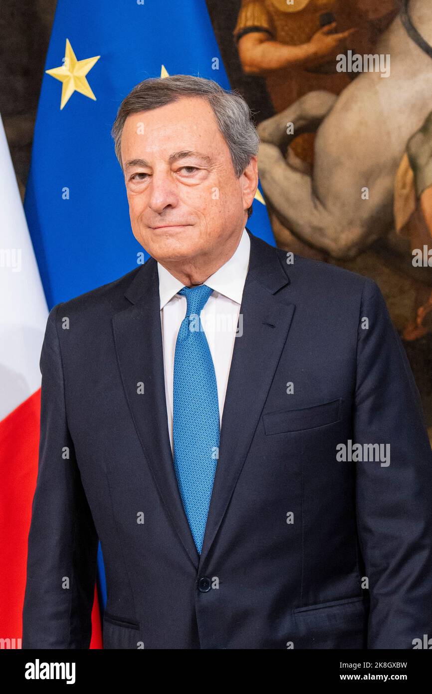Italian outgoing Premier Mario Draghi waits for new Premier Giorgia ...