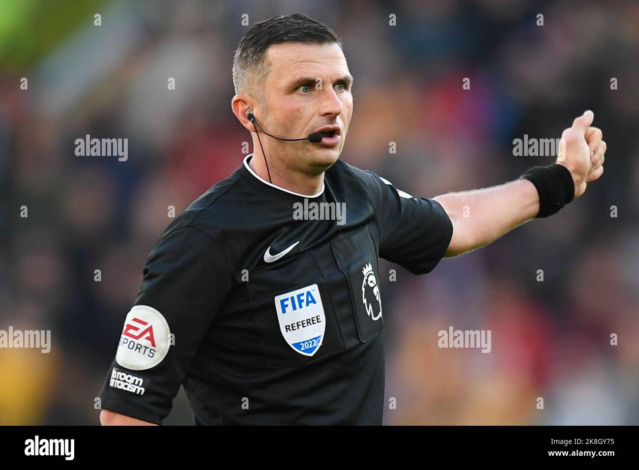 Michael oliver referee hi-res stock photography and images - Alamy