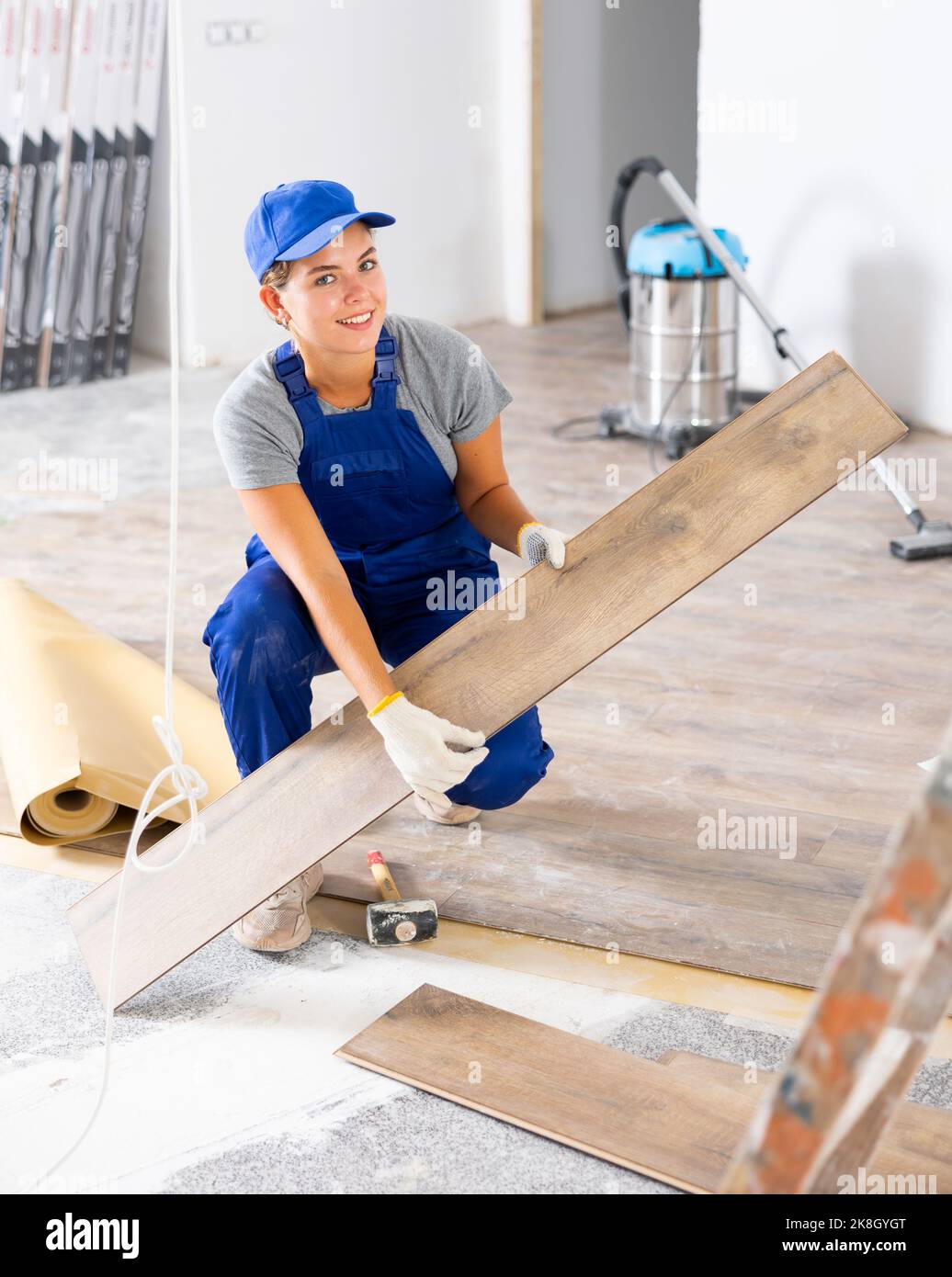 Builder laying laminate flooring hi-res stock photography and images ...