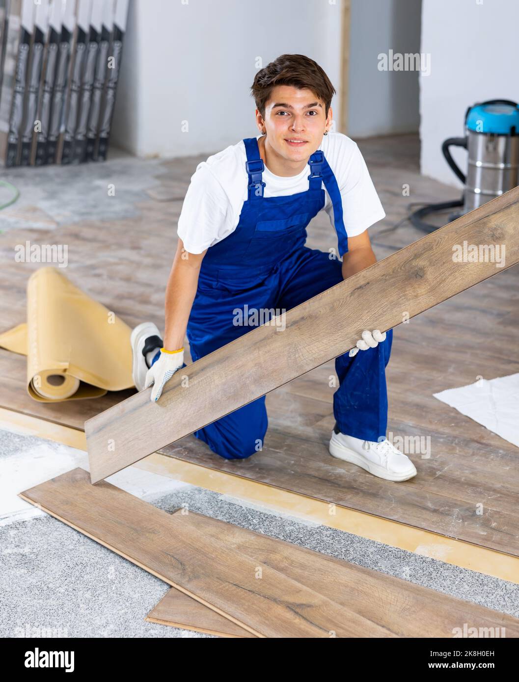 Working man installing laminate flooring hi-res stock photography and ...