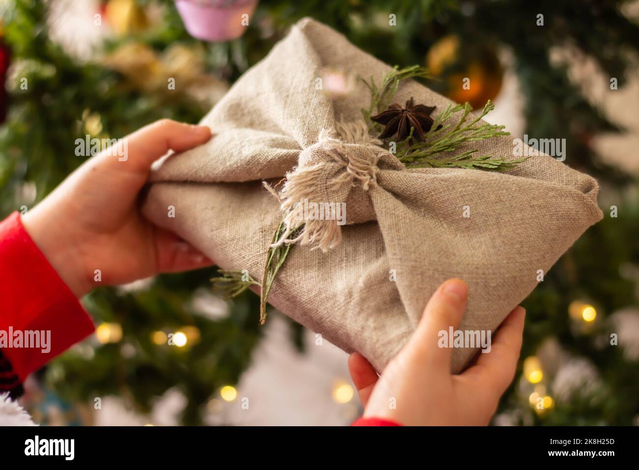 Zero waste Christmas gift wrapping traditional japanese furoshiki style ...
