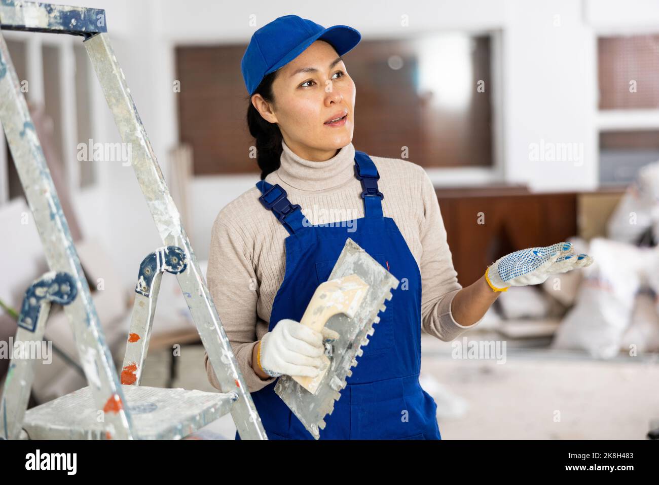 Portrait of female house painter with tools in renovated room Stock ...