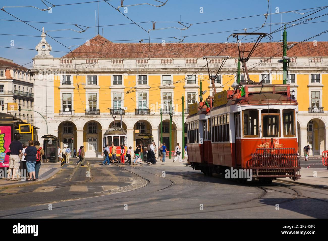 Overhead trolley wires hi-res stock photography and images - Alamy
