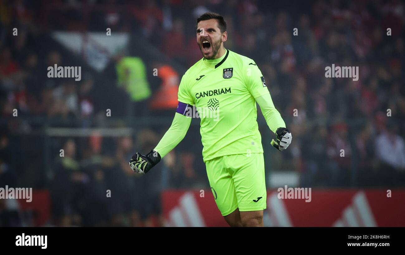 Anderlecht's goalkeeper Hendrik Van Crombrugge celebrates during a ...