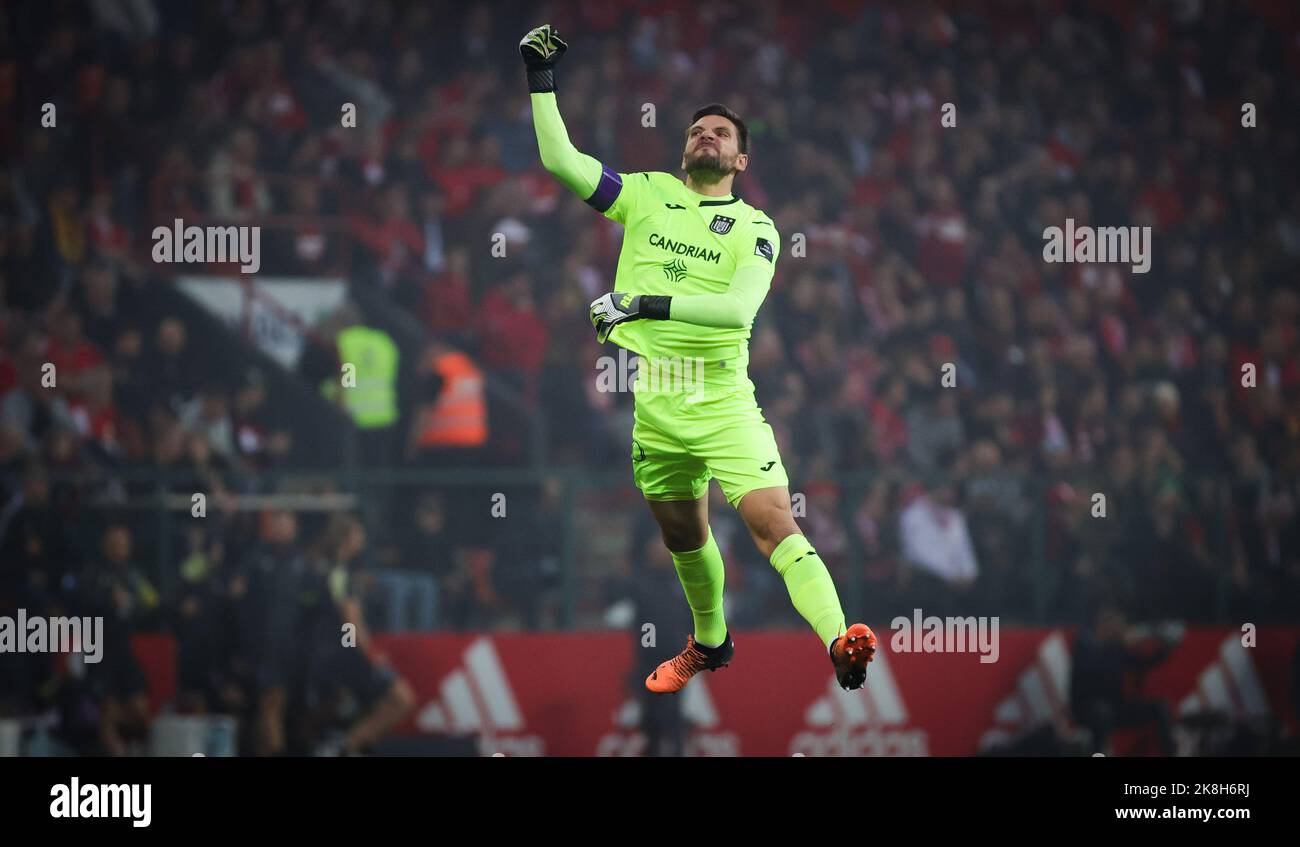 Anderlecht's goalkeeper Hendrik Van Crombrugge celebrates during a ...