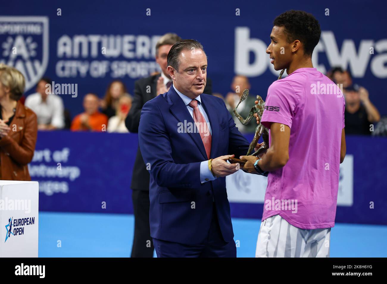 N-VA chairman Bart De Wever and Canadian Felix Auger-Aliassime pictured during ceremony after ...