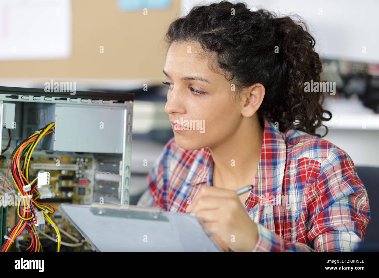 Woman writting notes pc hi-res stock photography and images - Alamy
