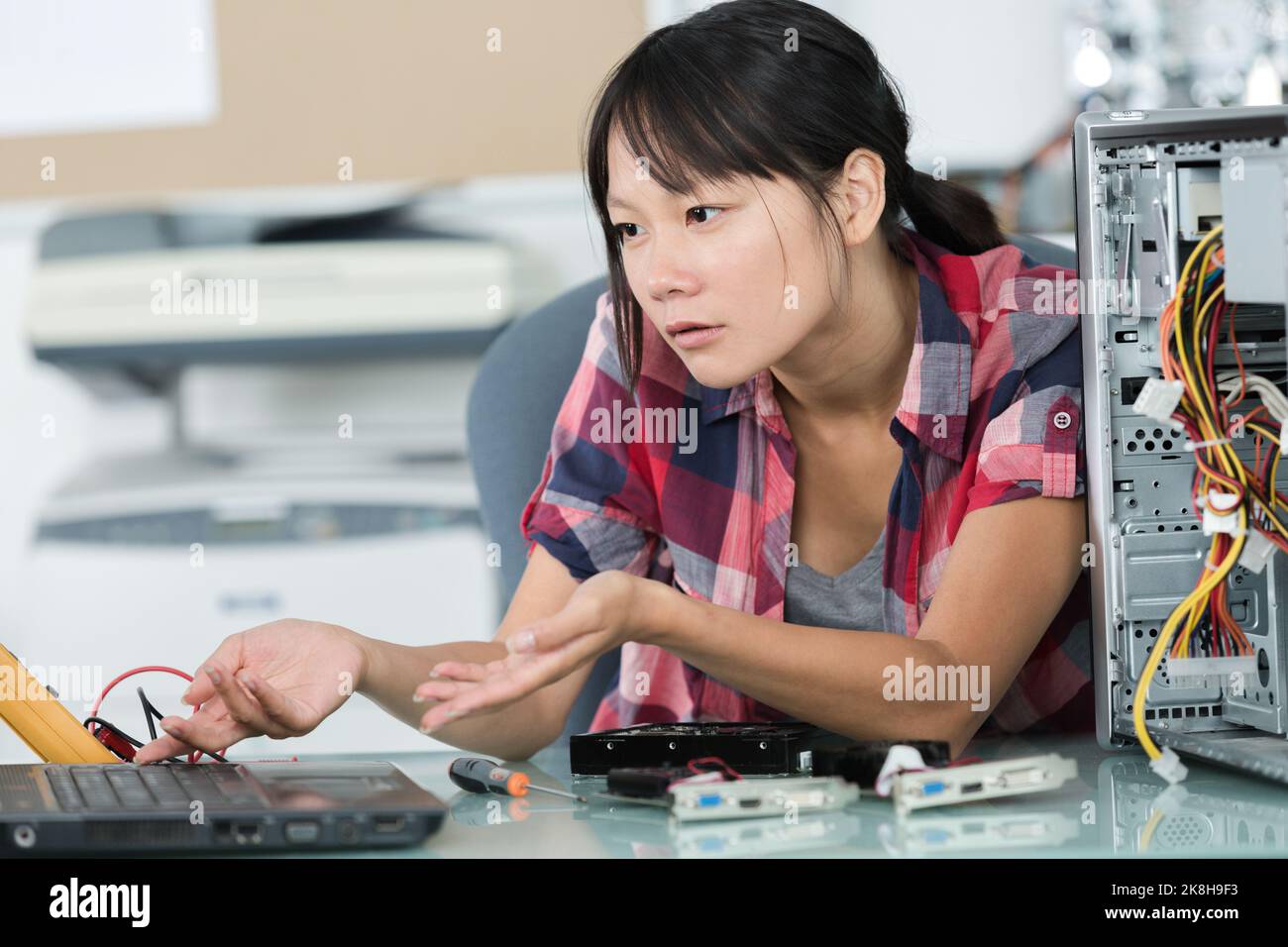 female technician grabs his head Stock Photo - Alamy