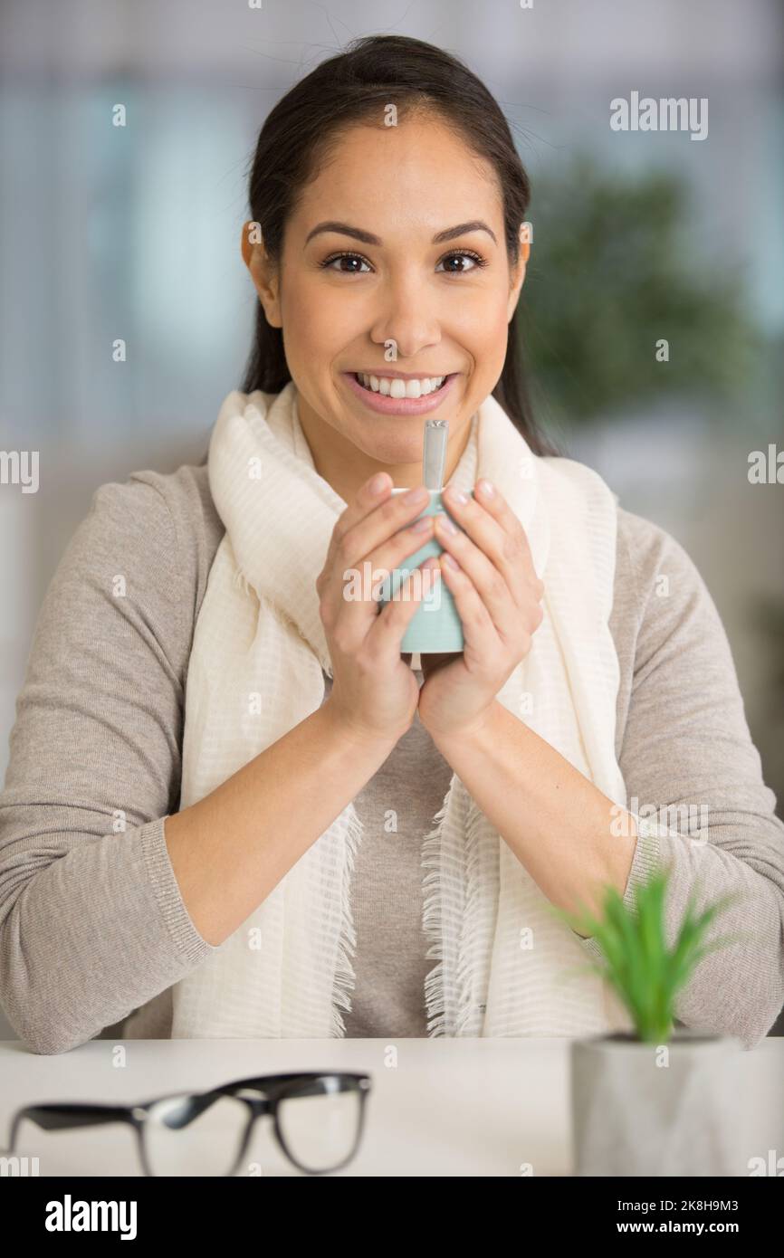 woman cupping a hot drink in her hands Stock Photo - Alamy