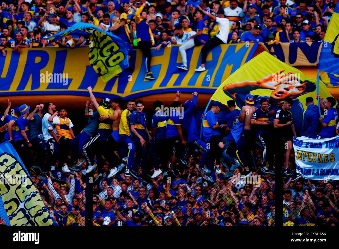 Argentina football fans bombonera hi-res stock photography and images ...