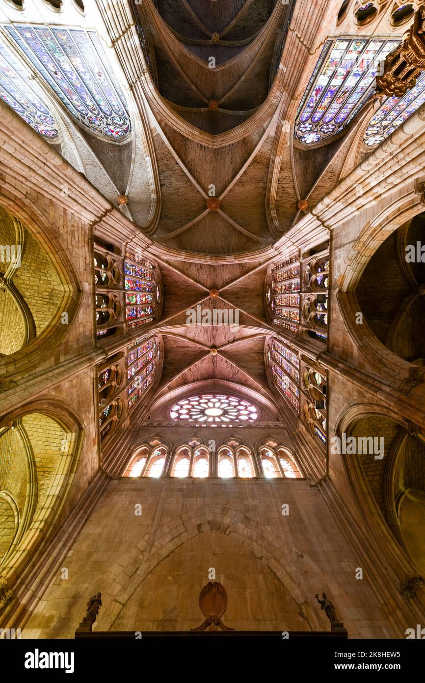 Leon, Spain - Nov 22, 2021: Gothic interior of Leon Cathedral in Leon ...