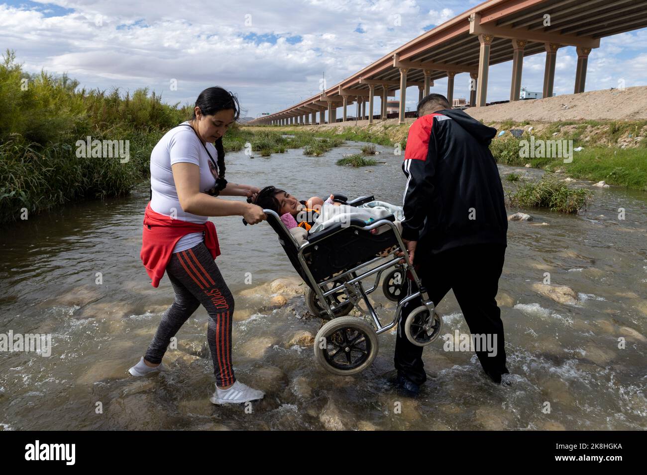 Juarez, Chihuahua, Mexico. 23rd Oct, 2022. A Venezuelan couple crossed ...