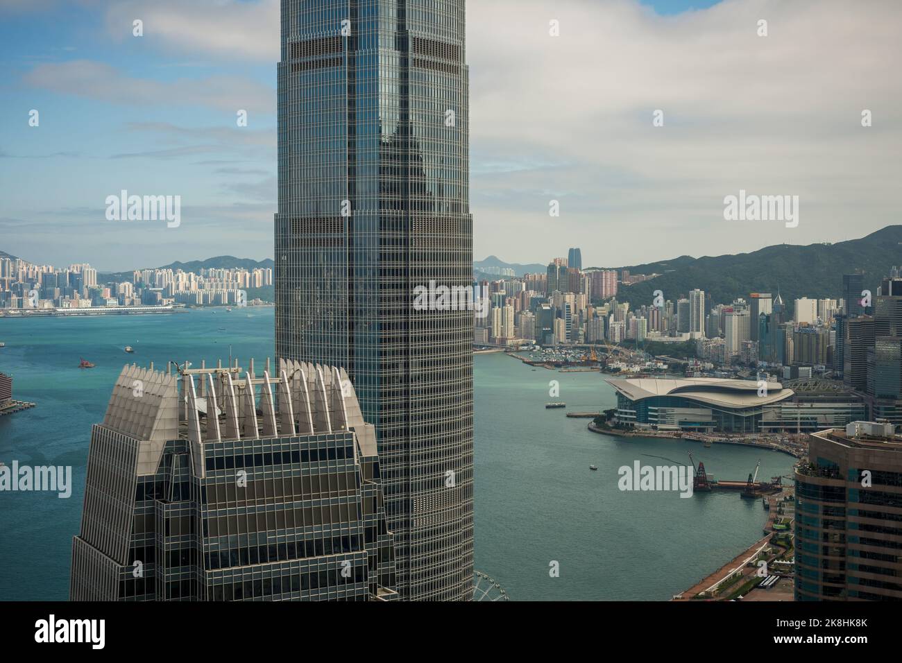 Detail of the roof structure of 1ifc and the middle floors of 2ifc ...