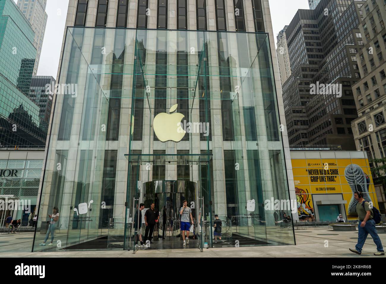 Apple Store cube on 5th Avenue, New York. The store itself is all ...