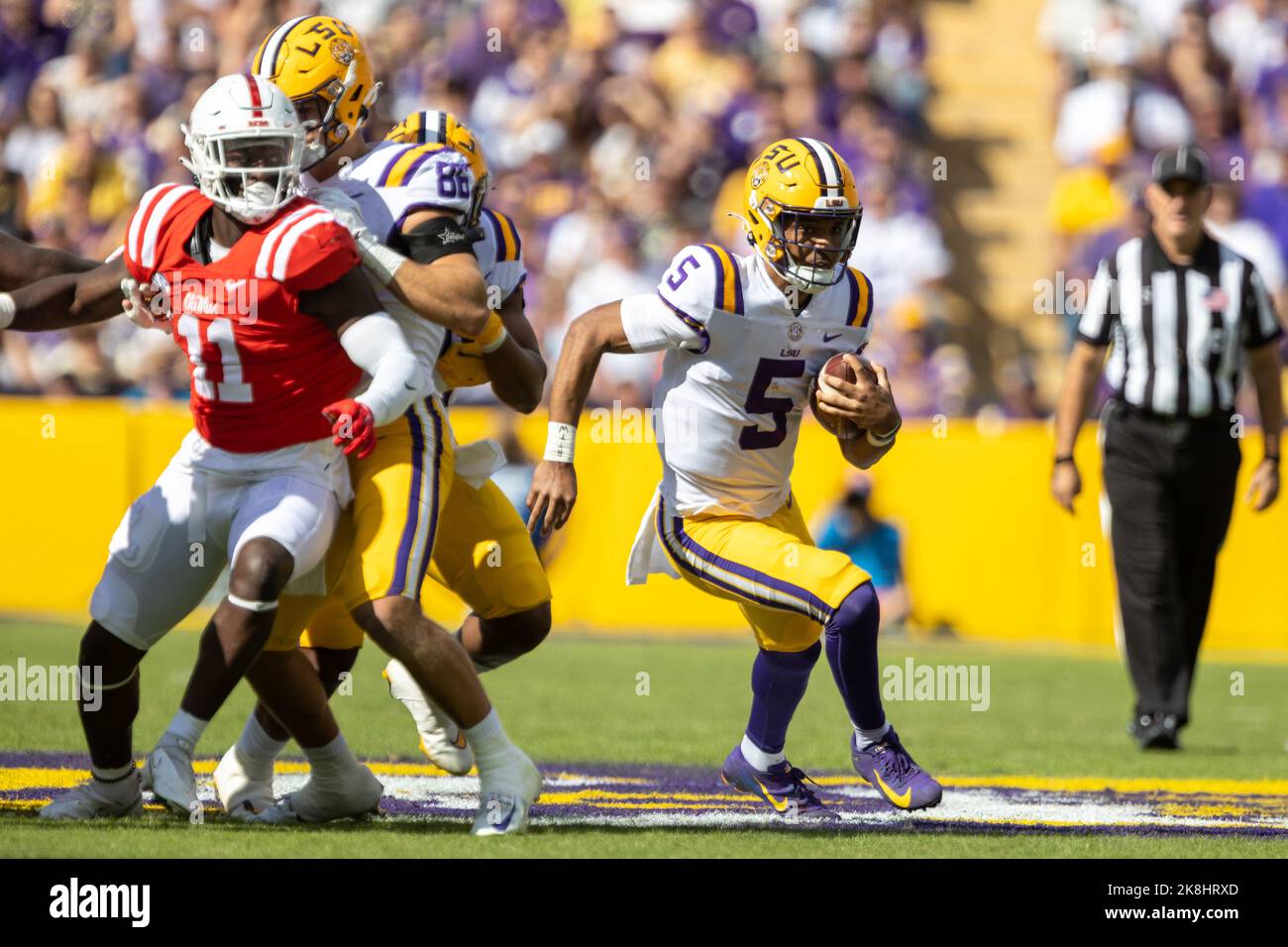 LSU Tigers quarterback Jayden Daniels (5) carries the ball through an ...