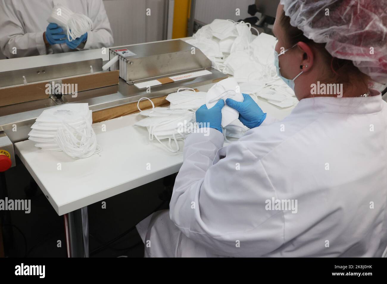 PRODUCTION - 20 October 2022, Saxony, Schöneck: Employees manufacture ...