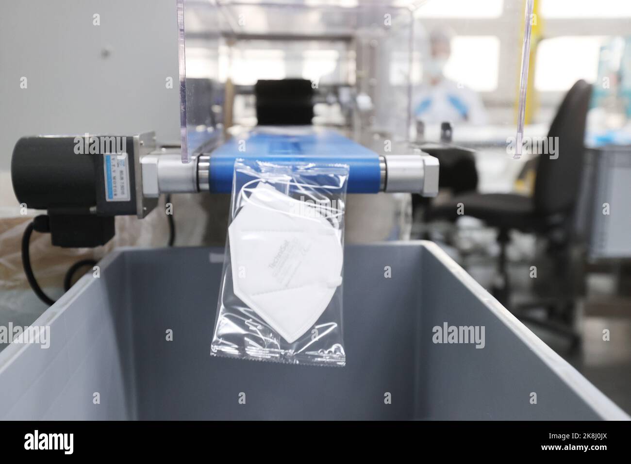 PRODUCTION - 20 October 2022, Saxony, Schöneck: FFP2 masks are ...