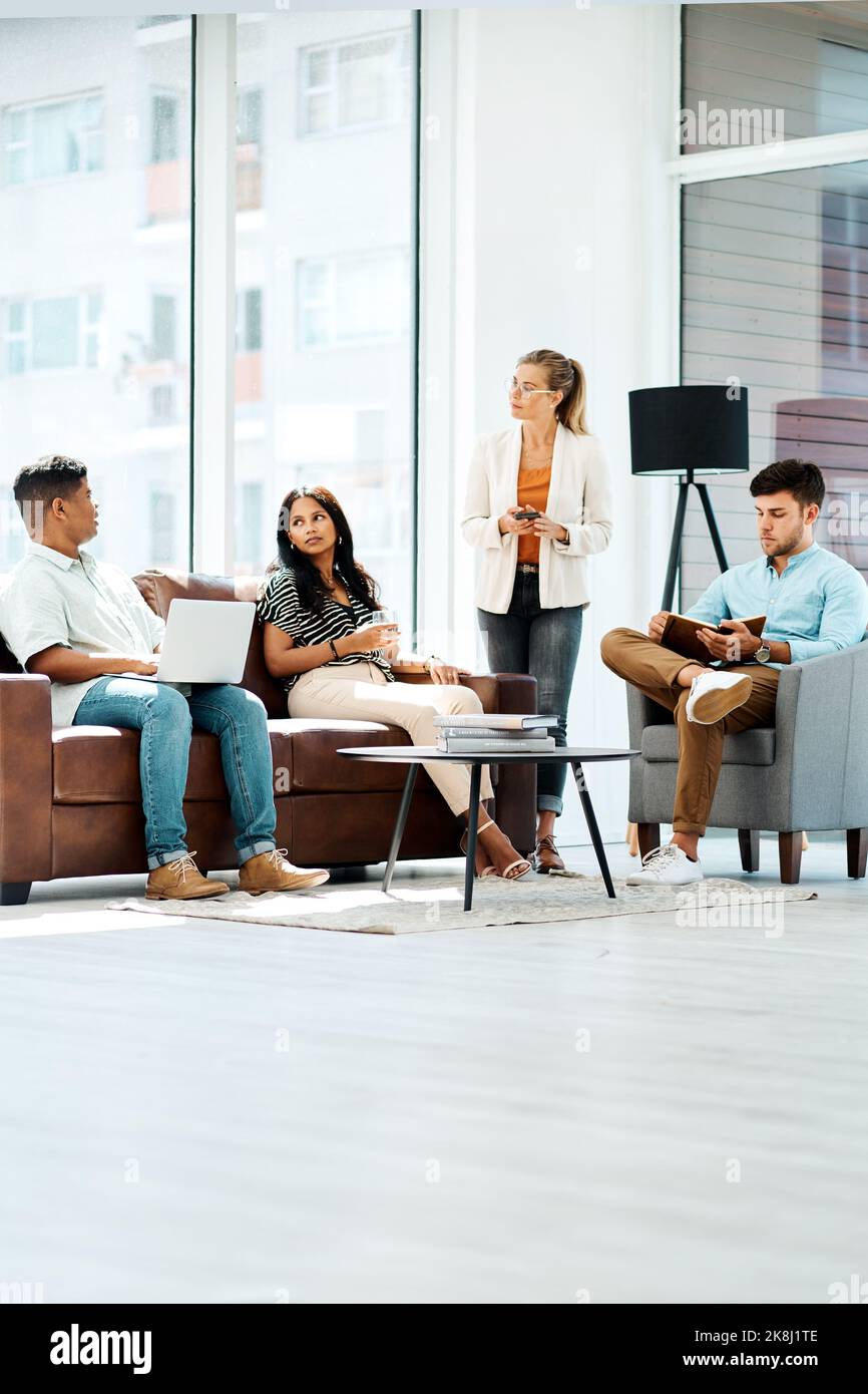 Big group discussion hi-res stock photography and images - Alamy